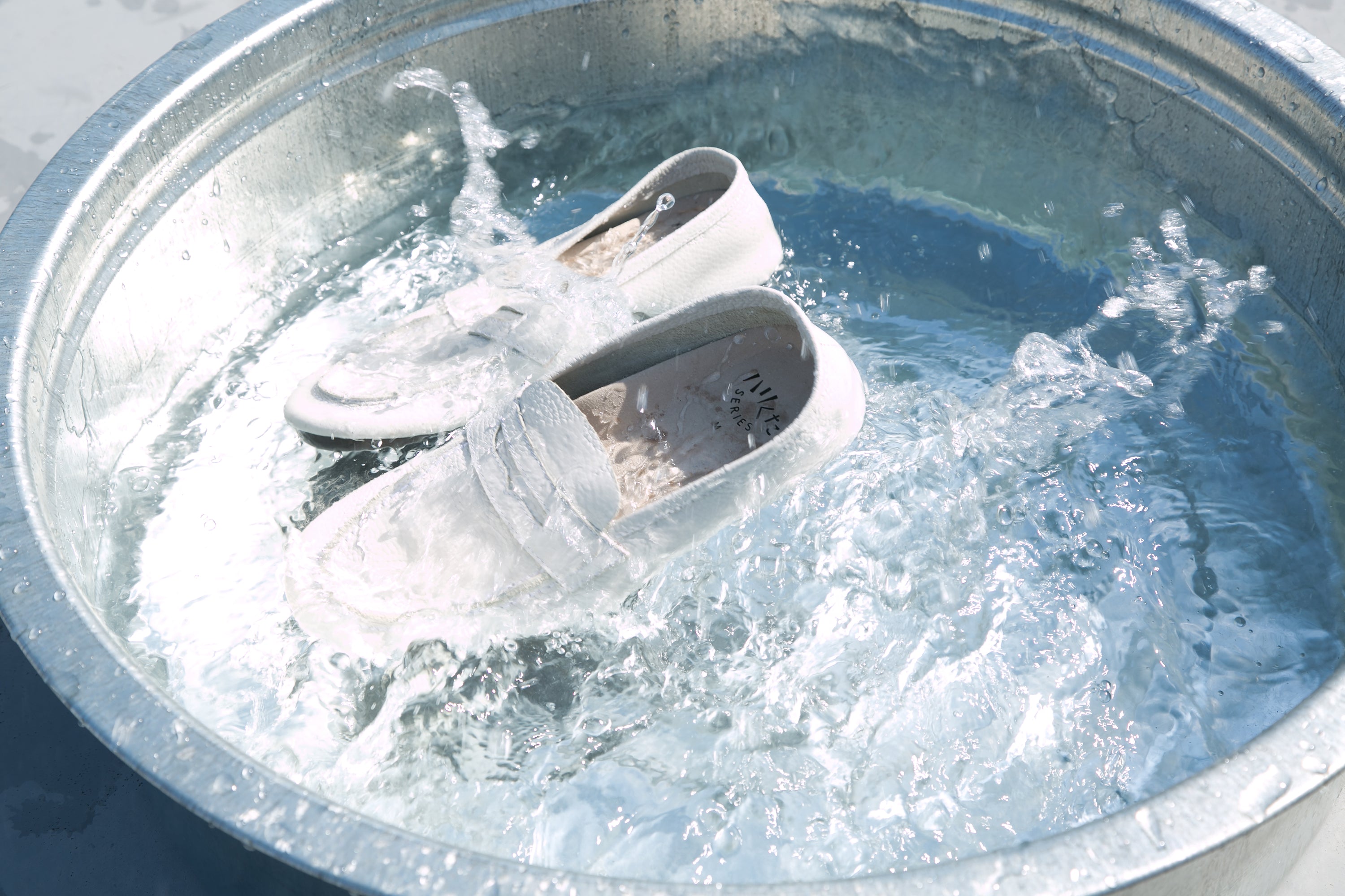 【レザースニーカー】素材と履き心地の日本製シューズ｜TOSS